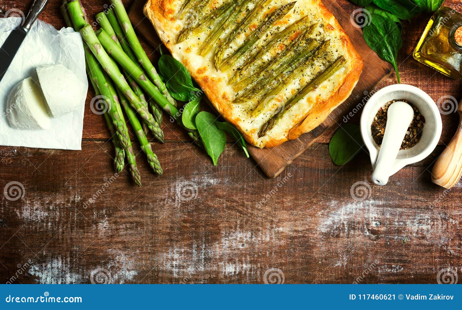 Pizza Verde Do Aspargo Com Ervas E Mussarela Imagem de Stock - Imagem ...