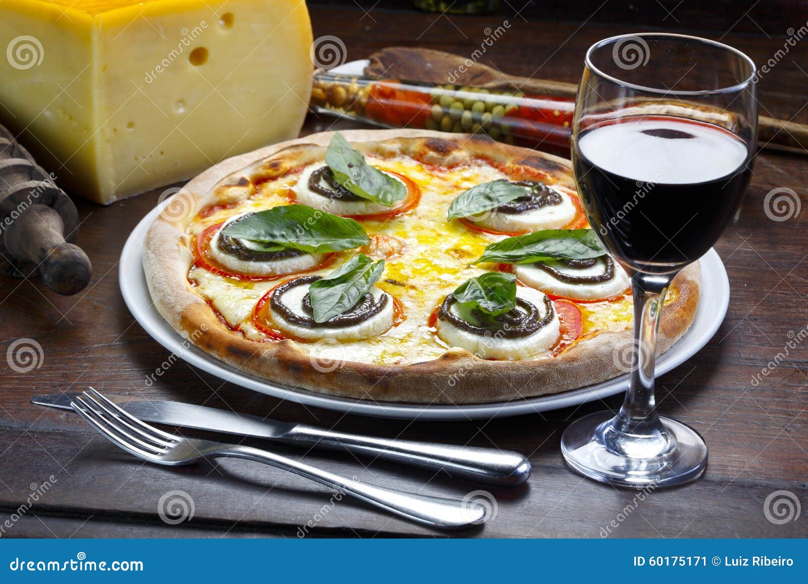 Pizza y vino para la cena imagen de archivo. Imagen de cocinado - 60175171