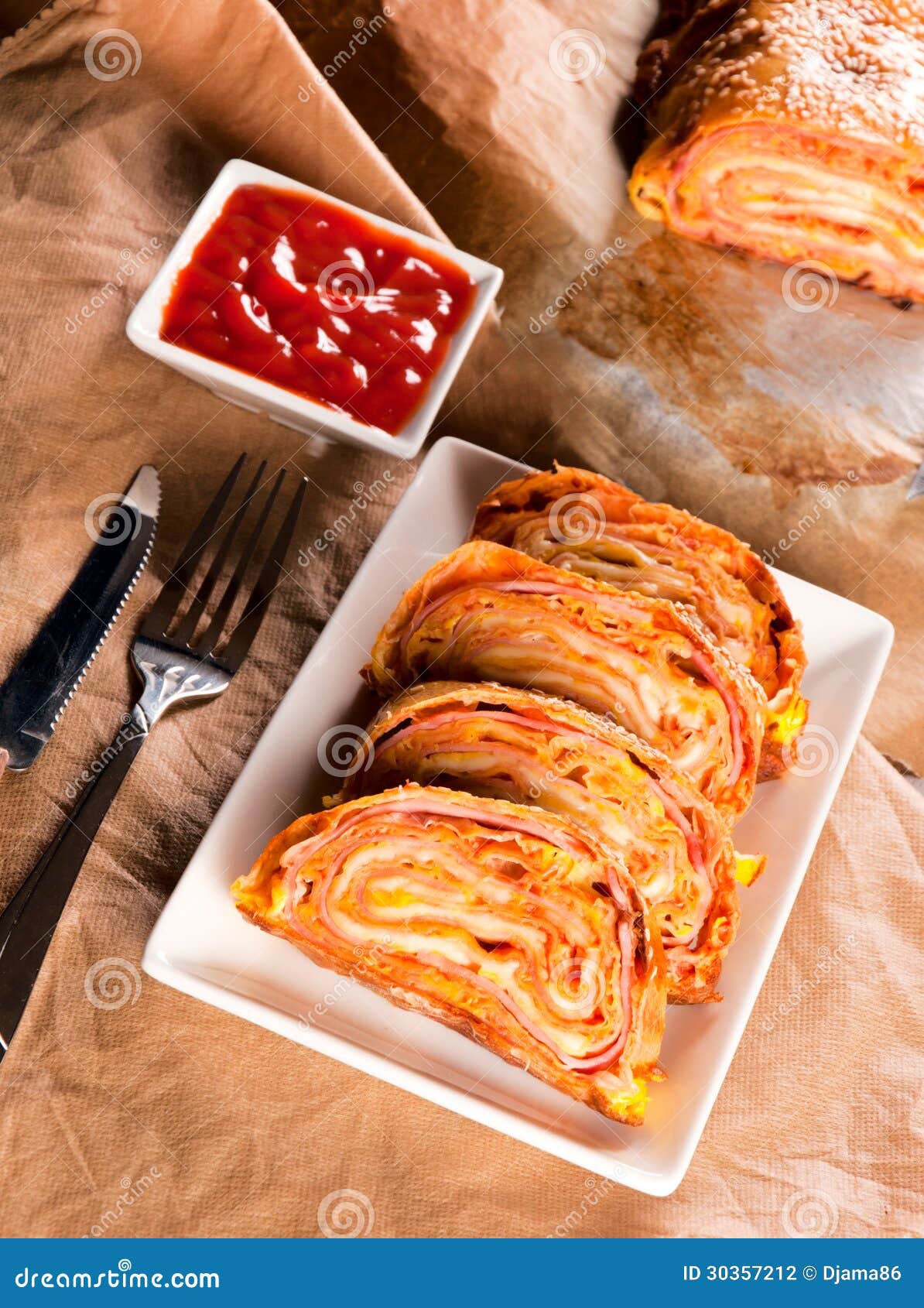 Pizzarulle arkivfoto. Bild av potatis, gaffel, rulle - 30357212