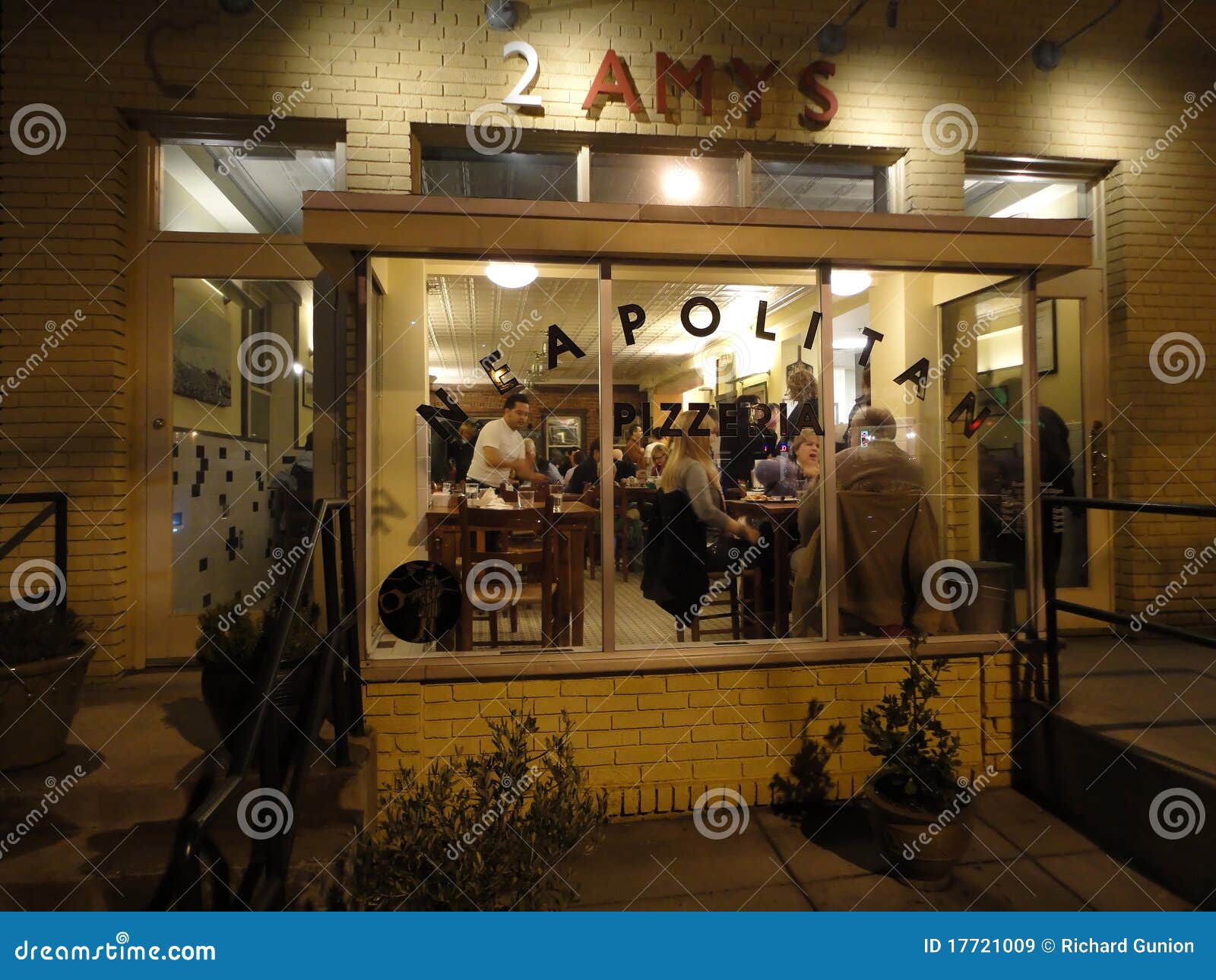 Pizzeria at Night editorial stock image. Image of macomb - 17721009