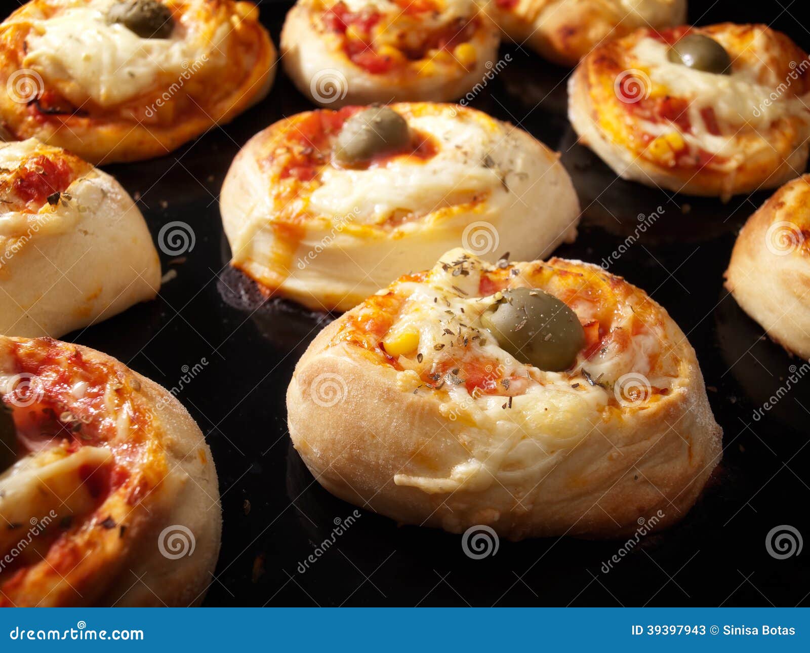 Pizzette immagine stock. Immagine di nutrizione, pasticceria - 39397943