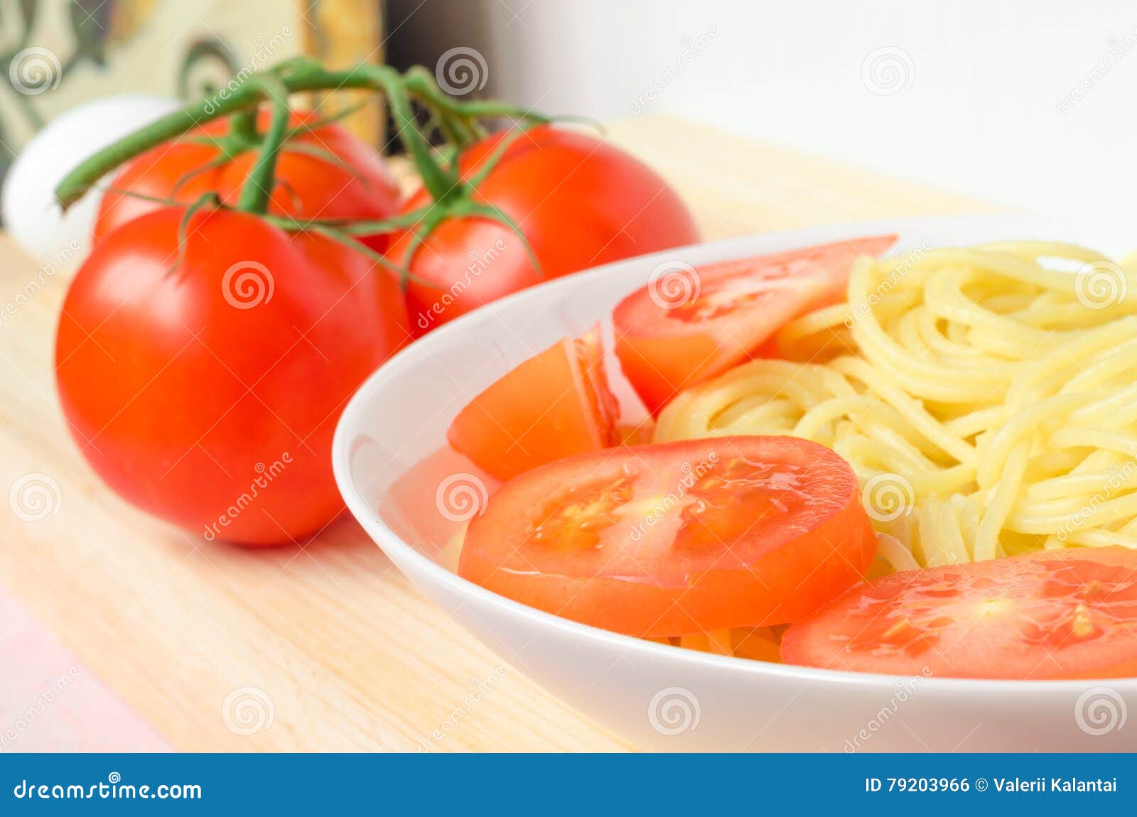 Placa Da Massa Saboroso Com Tomate Cortado E Os Tomates Inteiros No ...