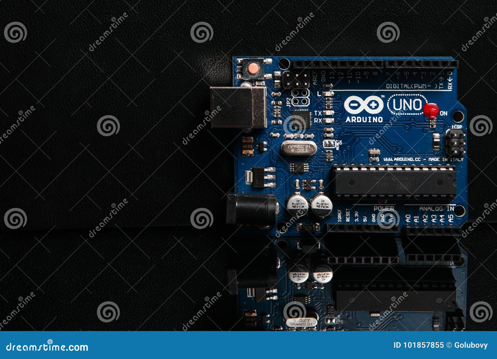 Placa De Arduino UNO No Fundo Preto Imagem Editorial - Imagem de placa ...