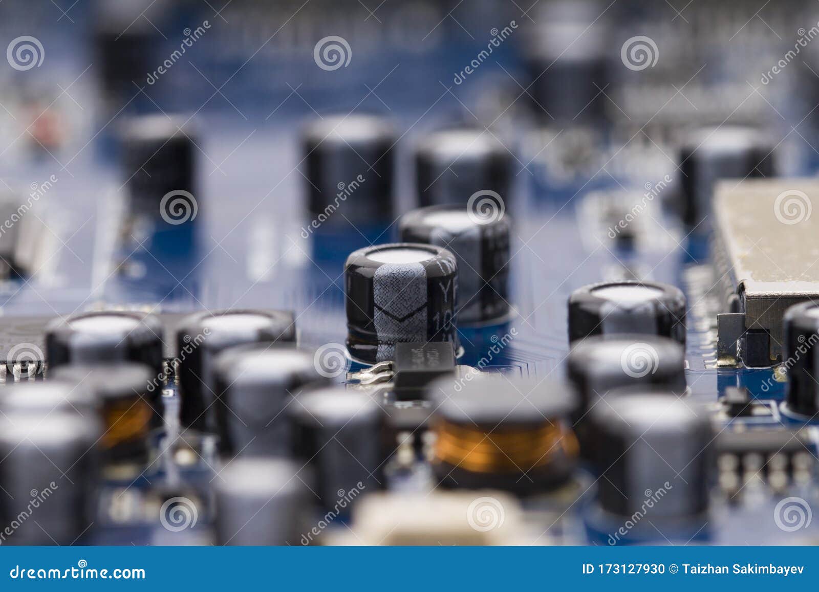 Placa De Circuito Com Componentes Dip. Capacitores Fechados Em Uma ...