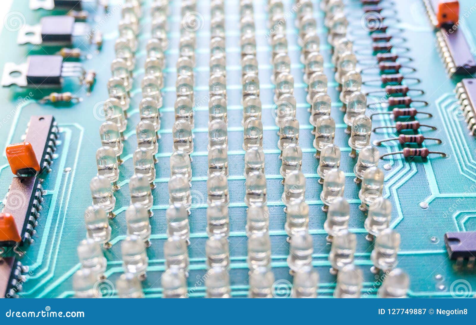 Placa De Circuito Con Muchos Bulbos Del LED Imagen de archivo - Imagen ...