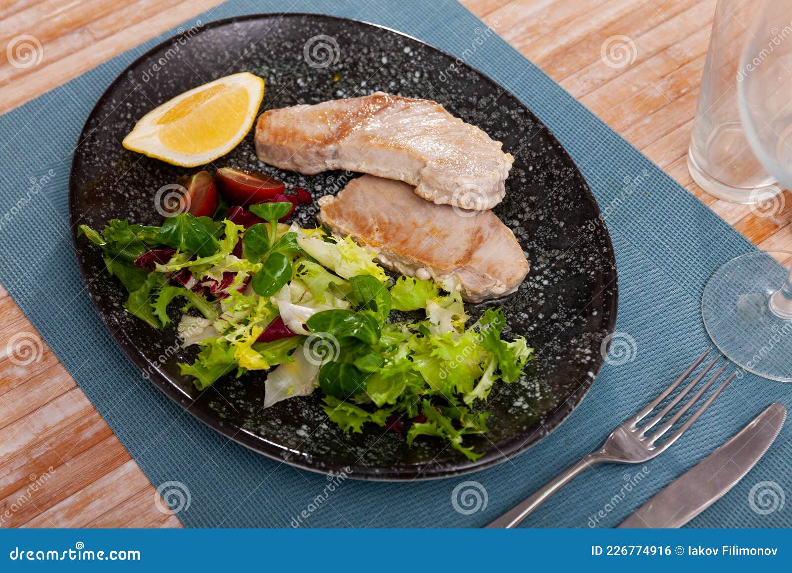 Placa De Filetes De Atum Com Salada Vegetal Foto de Stock - Imagem de ...