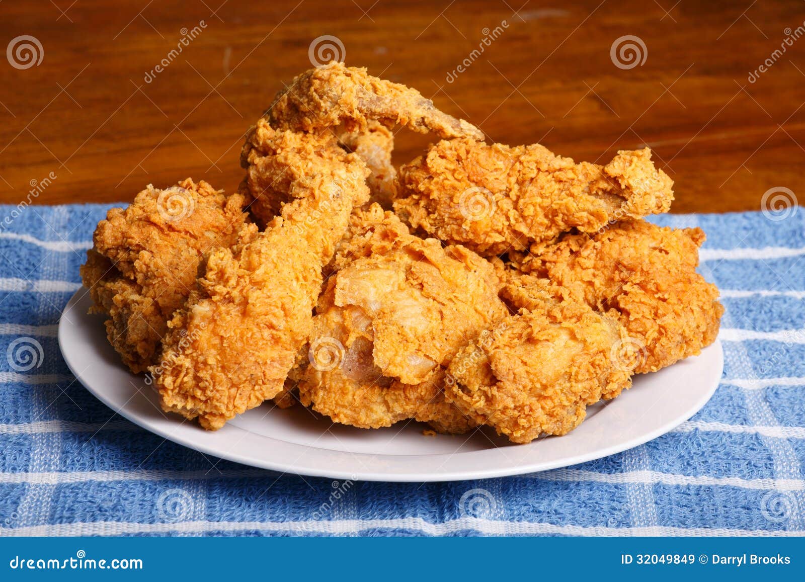 Placa De Fried Chicken Na Toalha Azul Da Manta Imagem de Stock - Imagem ...