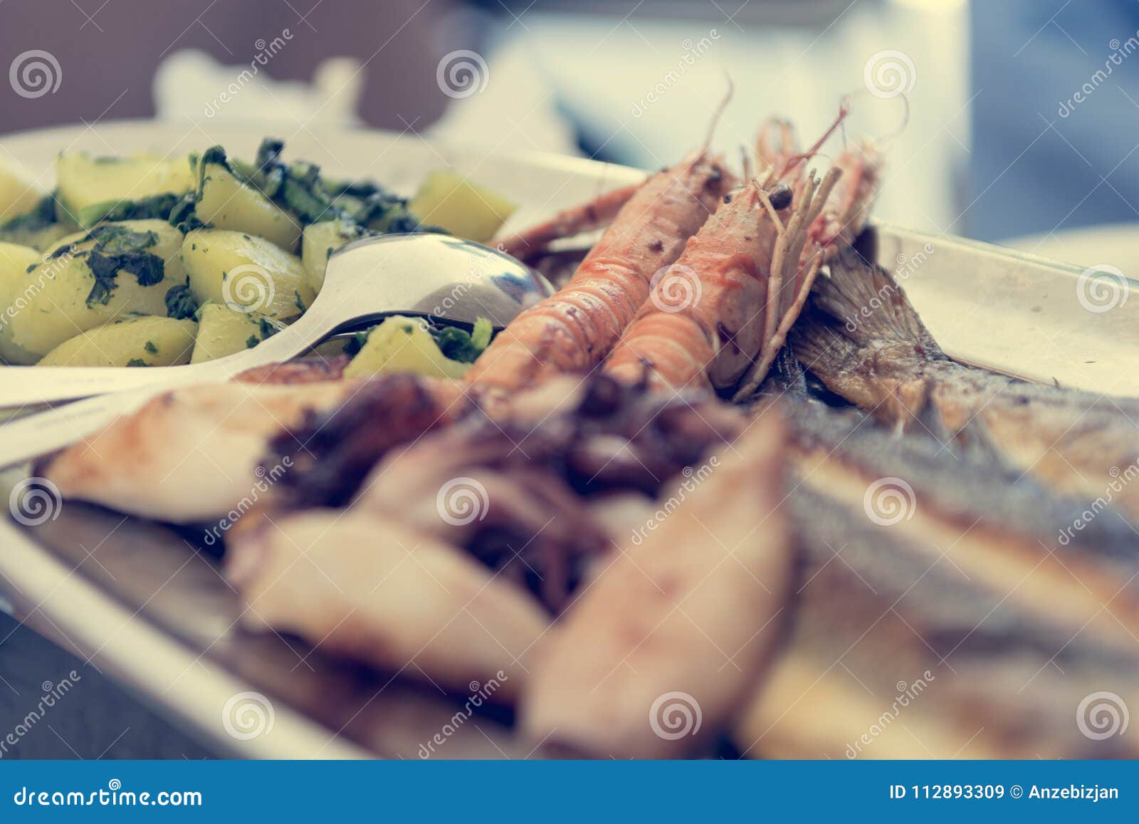 Placa Del Marisco Asado a La Parrilla Delicioso Imagen de archivo ...