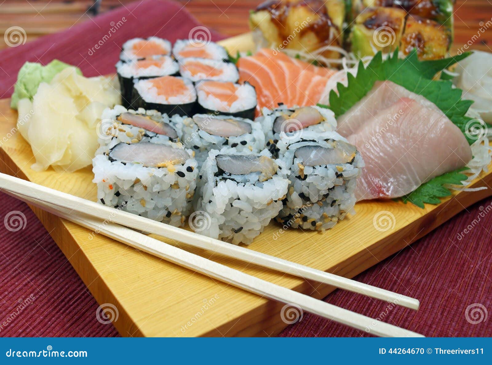 Placa Del Sushi Y Del Sashimi Foto de archivo - Imagen de palillos ...