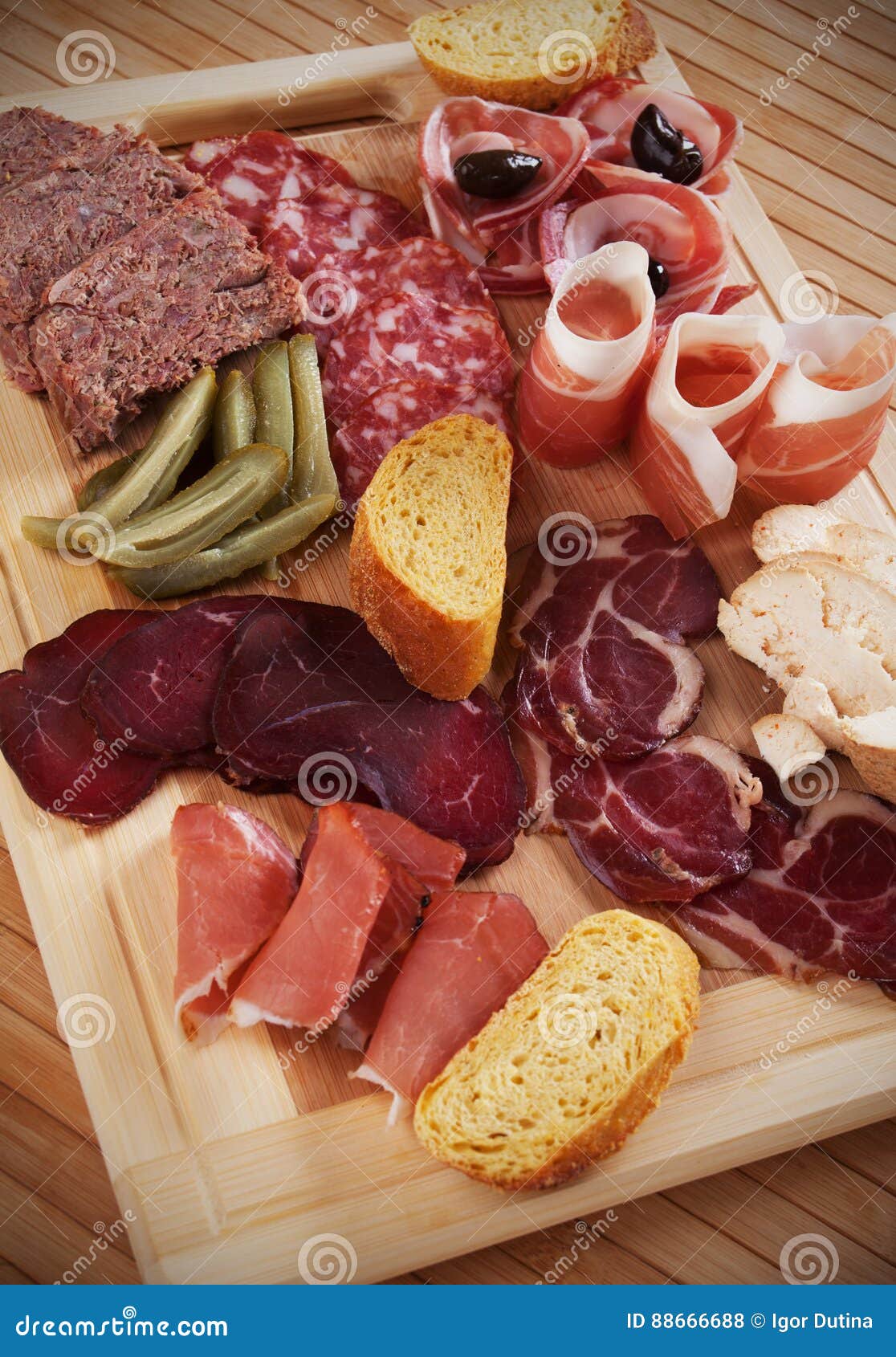Placa Do Charcuterie Com Carne Curada Foto de Stock - Imagem de ...