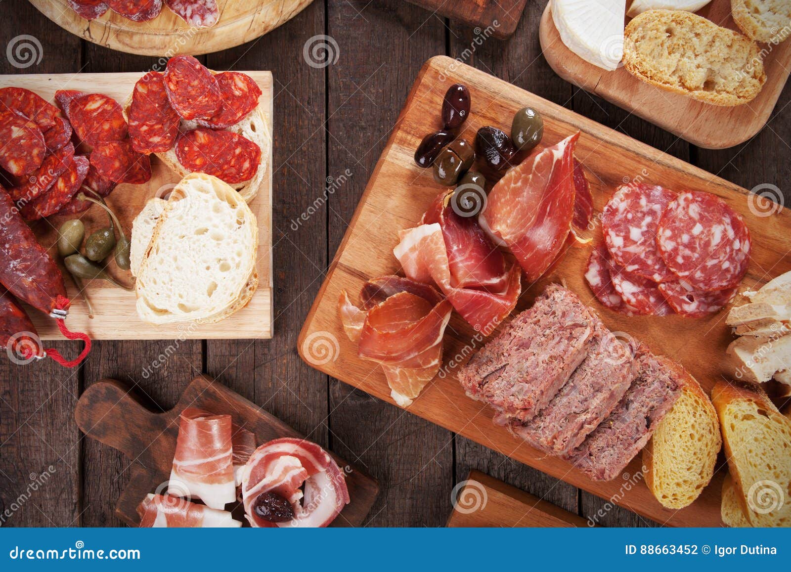 Placa Do Charcuterie Com Carnes Curadas Foto de Stock - Imagem de frio ...