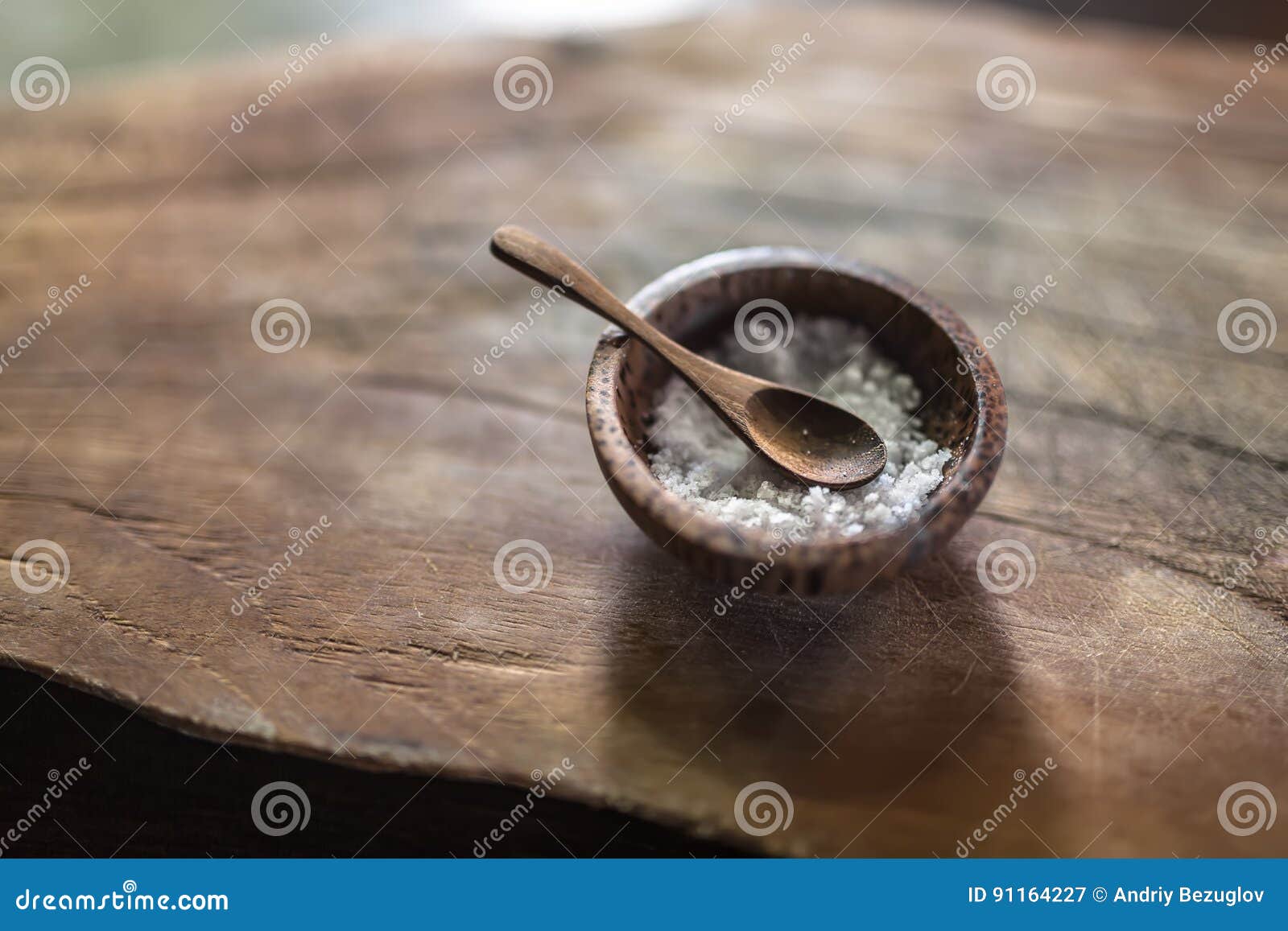 Placa Do Coco Com Sal E Colher Imagem de Stock - Imagem de ingrediente ...