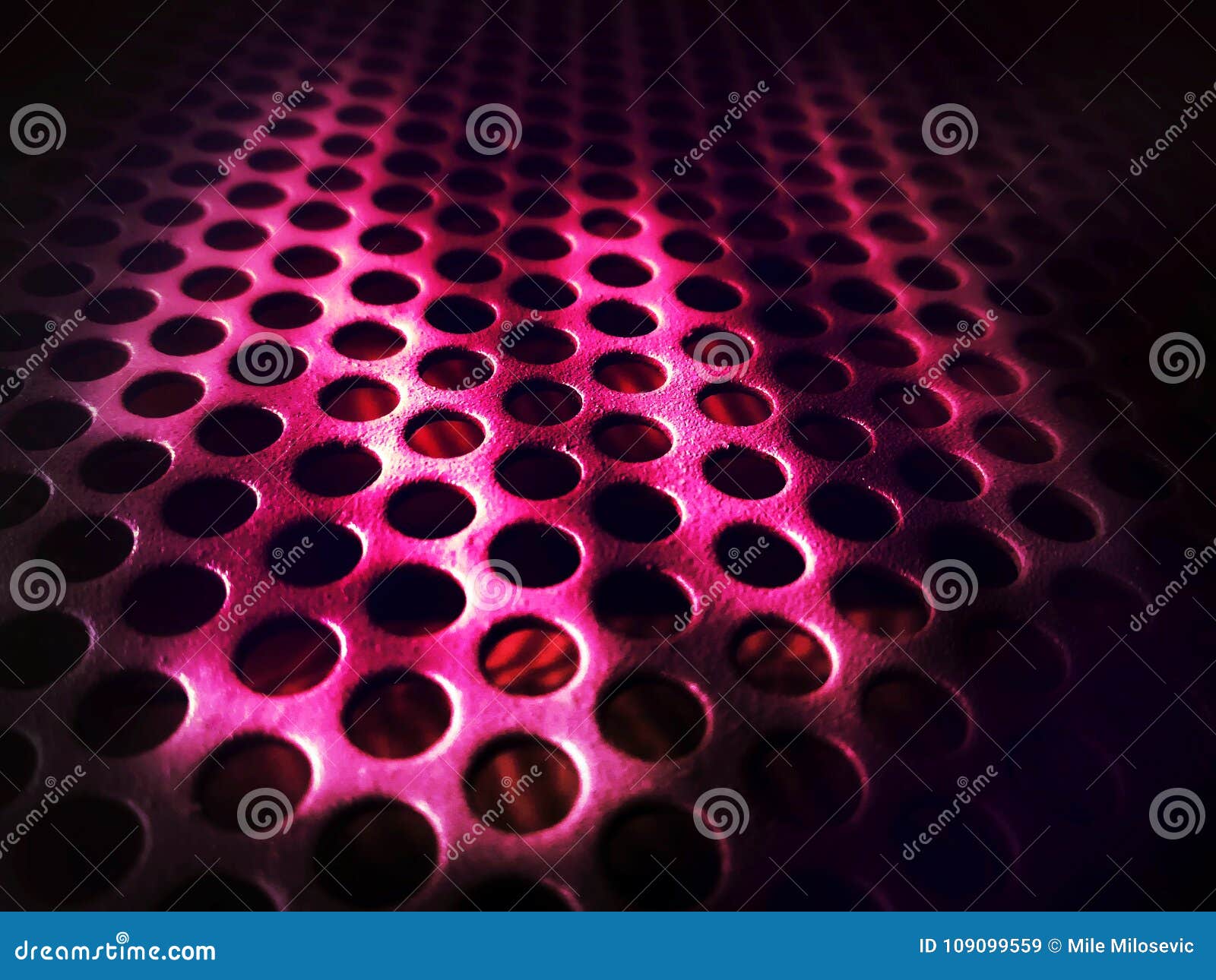 Placa Do Ferro Com Textura Pequena Regular Dos Furos Imagem de Stock ...