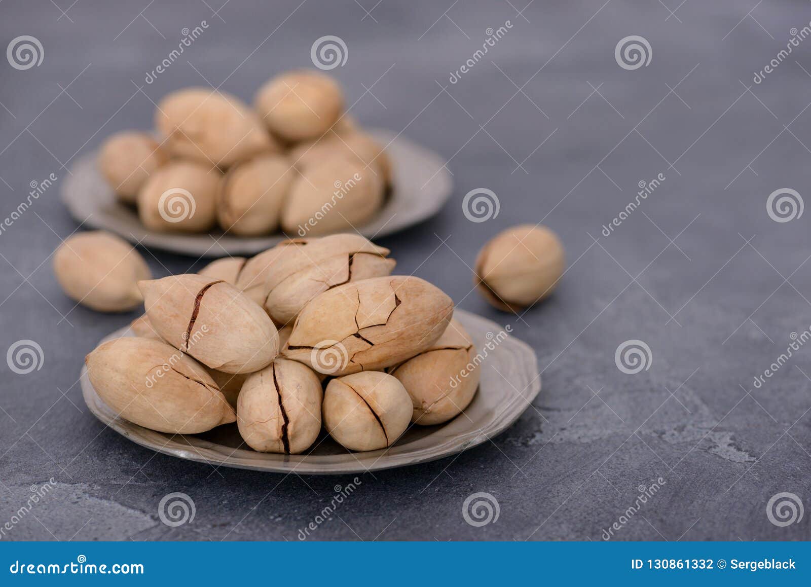 Placa Dos Con Las Nueces De Pacana Foto de archivo - Imagen de avellana ...