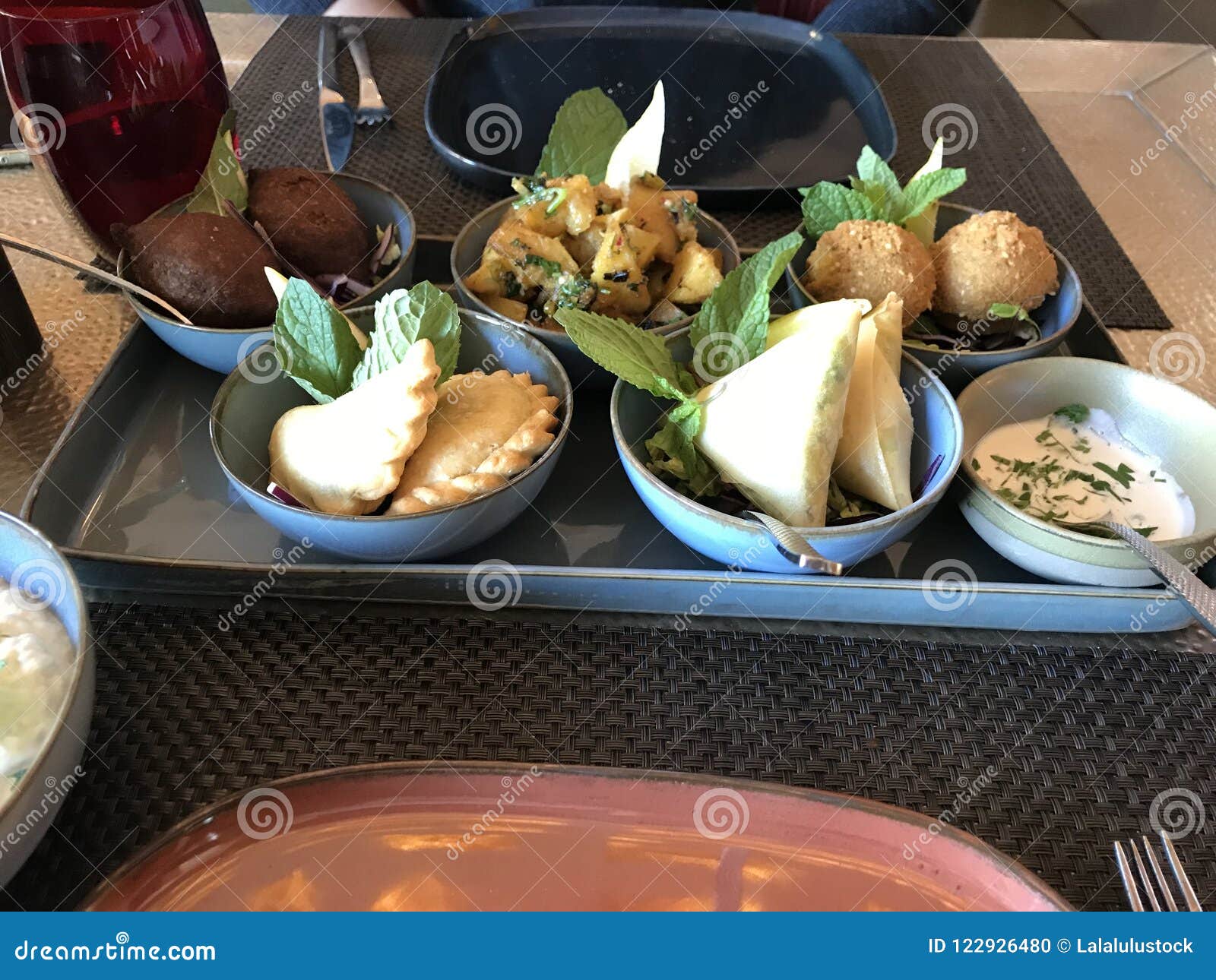 Placa Libanesa De La Comida De La Humus Con Varios Platos Foto de ...