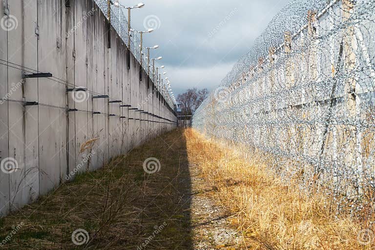 Placa na prisão foto de stock. Imagem de escuro, protetor - 131747126