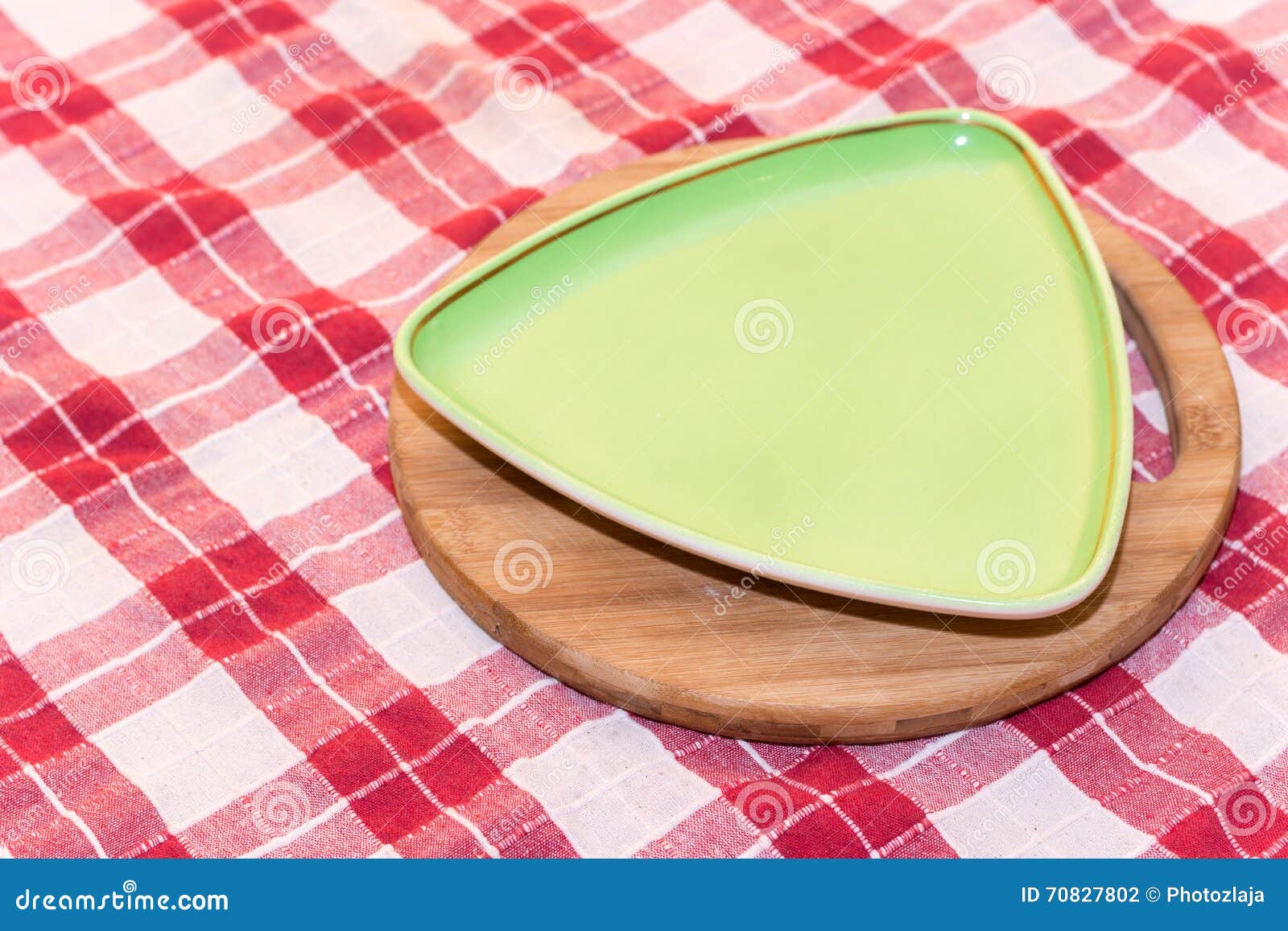 Placa Verde Triangular Vazia Na Toalha De Mesa De Madeira E Vermelha ...