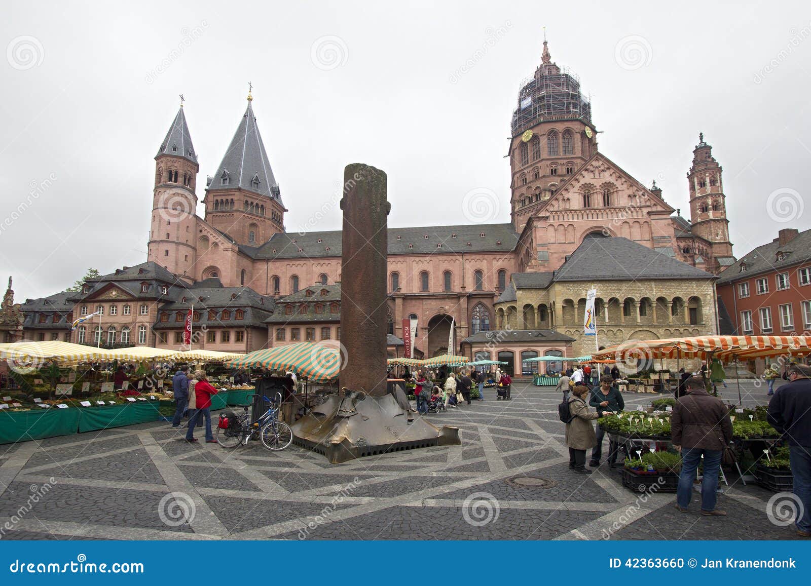 Place du marché de Mayence image éditorial. Image du église - 42363660