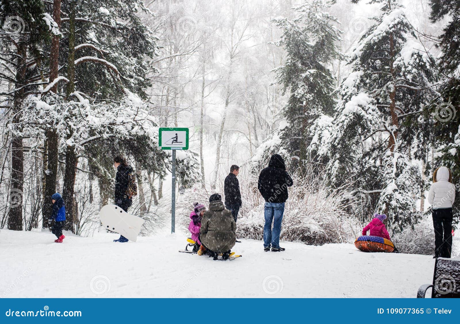 Sledding in winter Park editorial image. Image of sign - 109077365