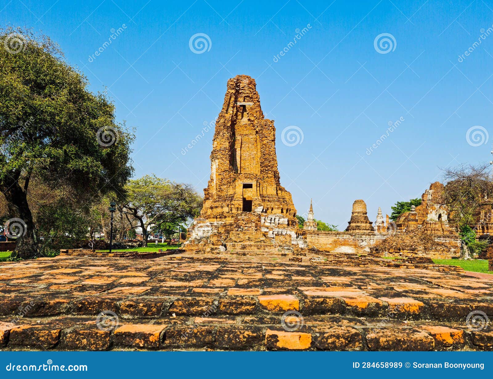 Places inside Wat Mahatha stock image. Image of peace - 284658989