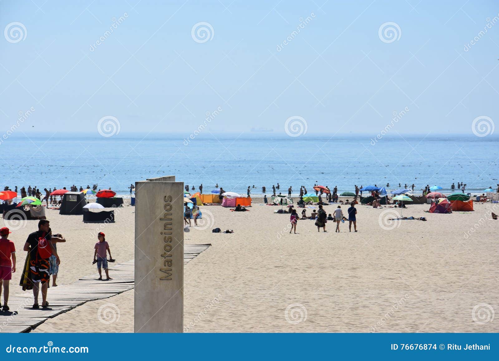Plage à Porto, Portugal image stock éditorial. Image du grand - 76676874