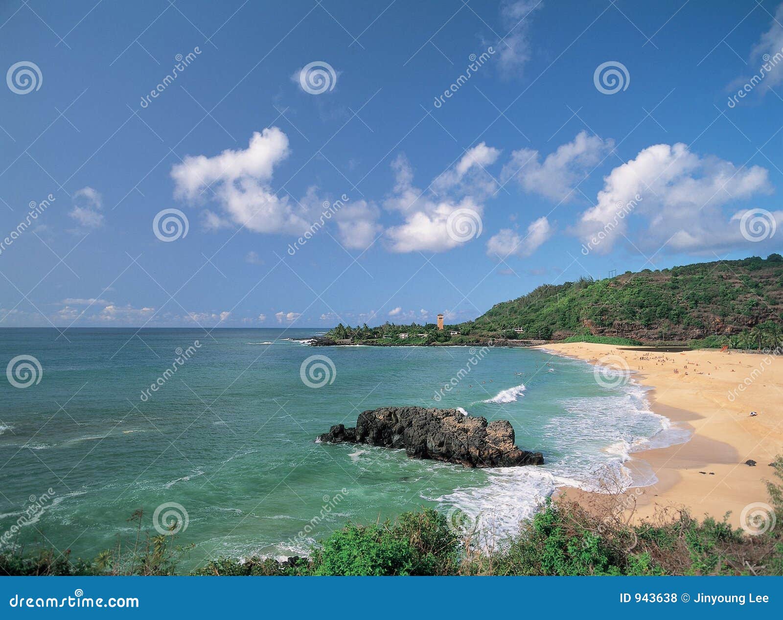 Plage avec la mer photo stock. Image du ciel, bulle, ensoleillé - 943638