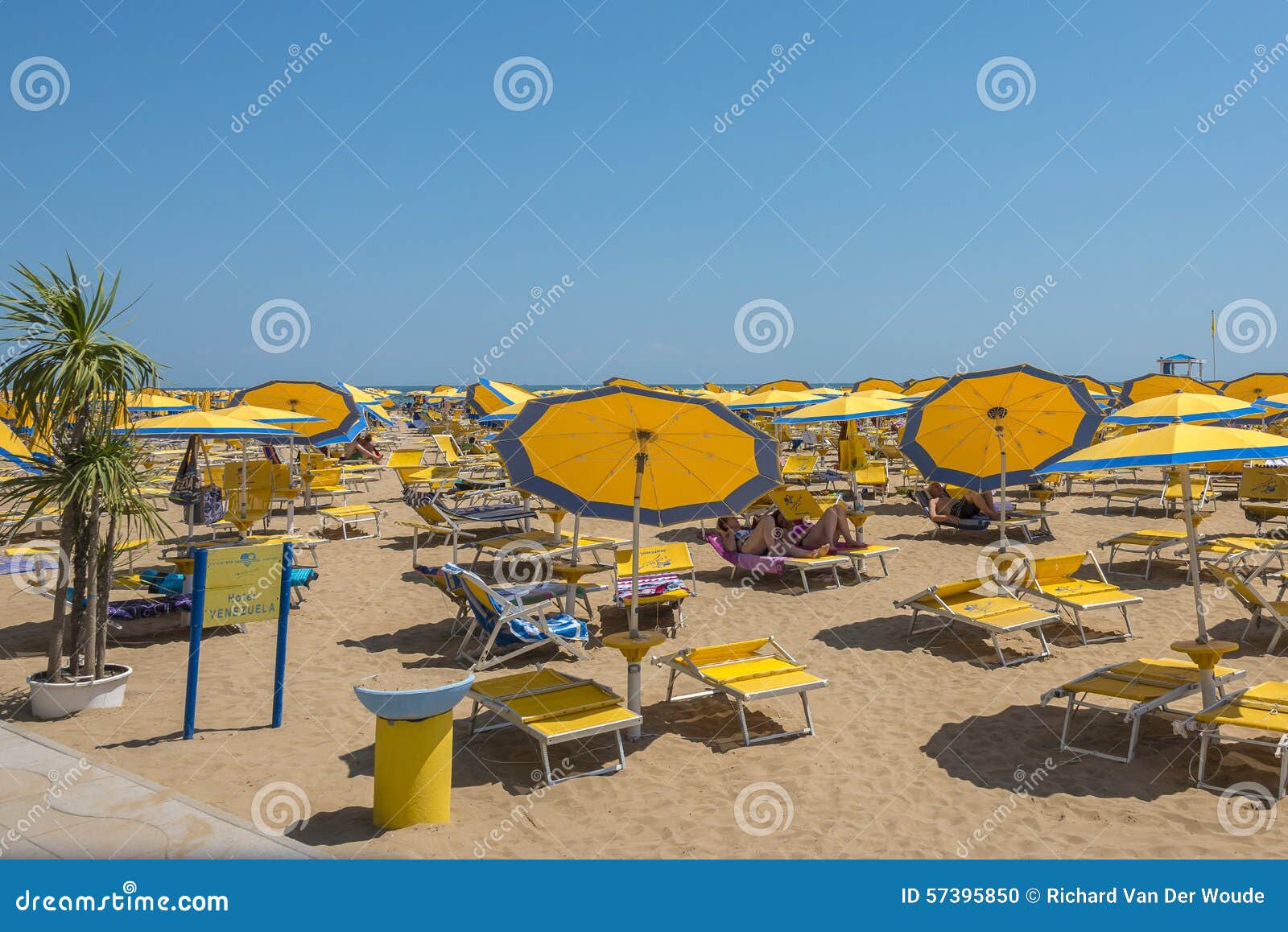 Plage d'été image éditorial. Image du heureux, complètement - 57395850