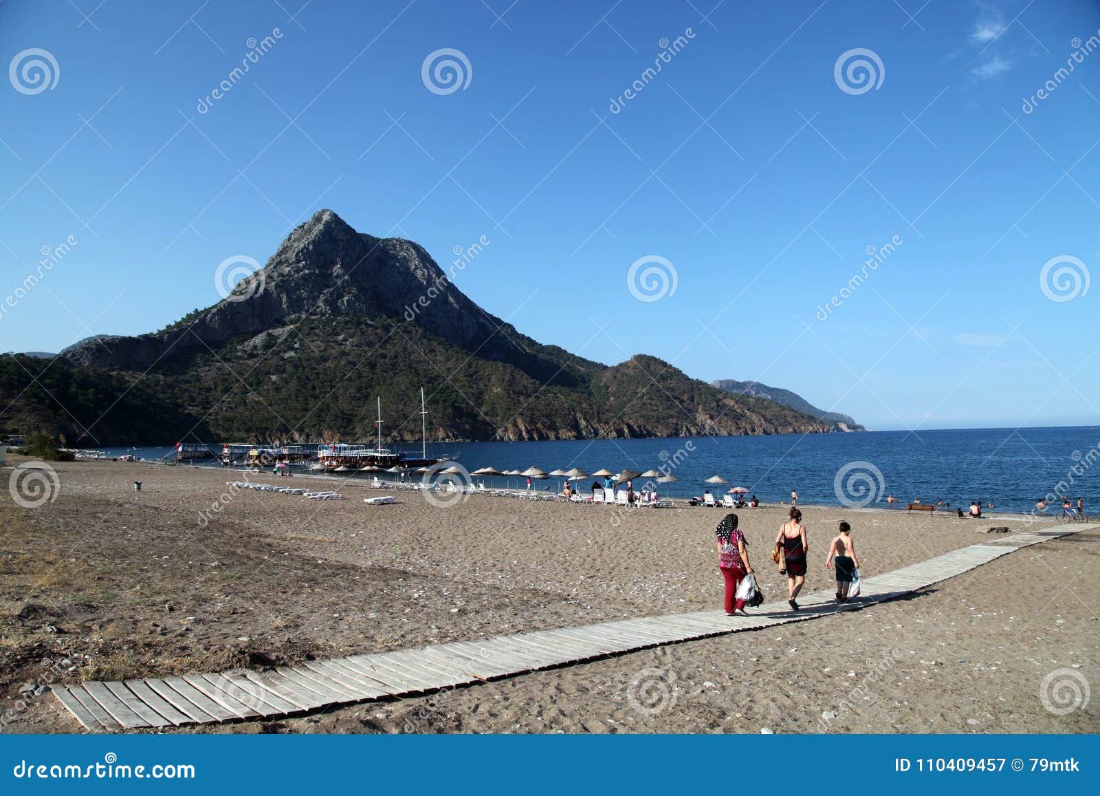 Plage d'Adrasan photographie éditorial. Image du montagne - 110409457