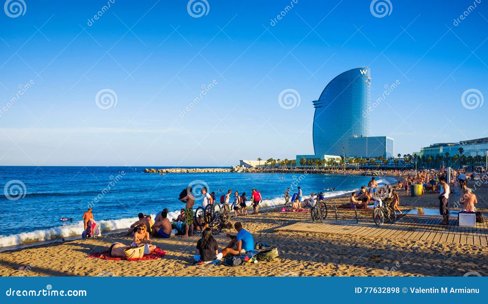 Plage de Barcelone photo stock éditorial. Image du europe - 77632898