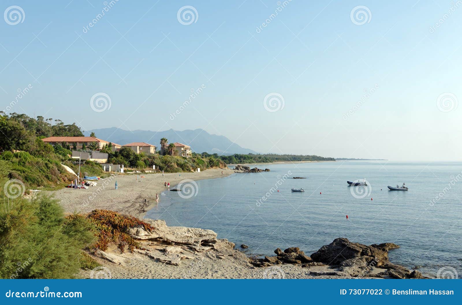 Plage de Bravone en Corse photo stock. Image du europe - 73077022