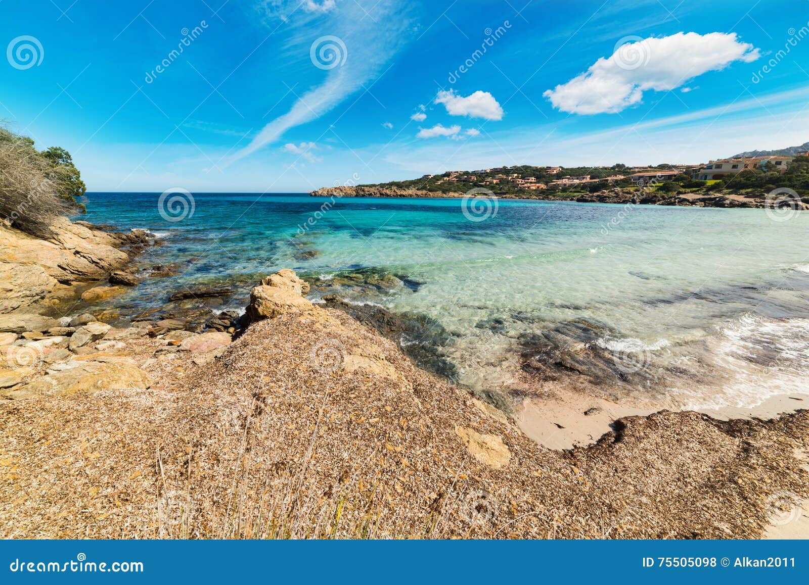 Plage De Cala Granu En Costa Smeralda Photo stock - Image du ressort ...