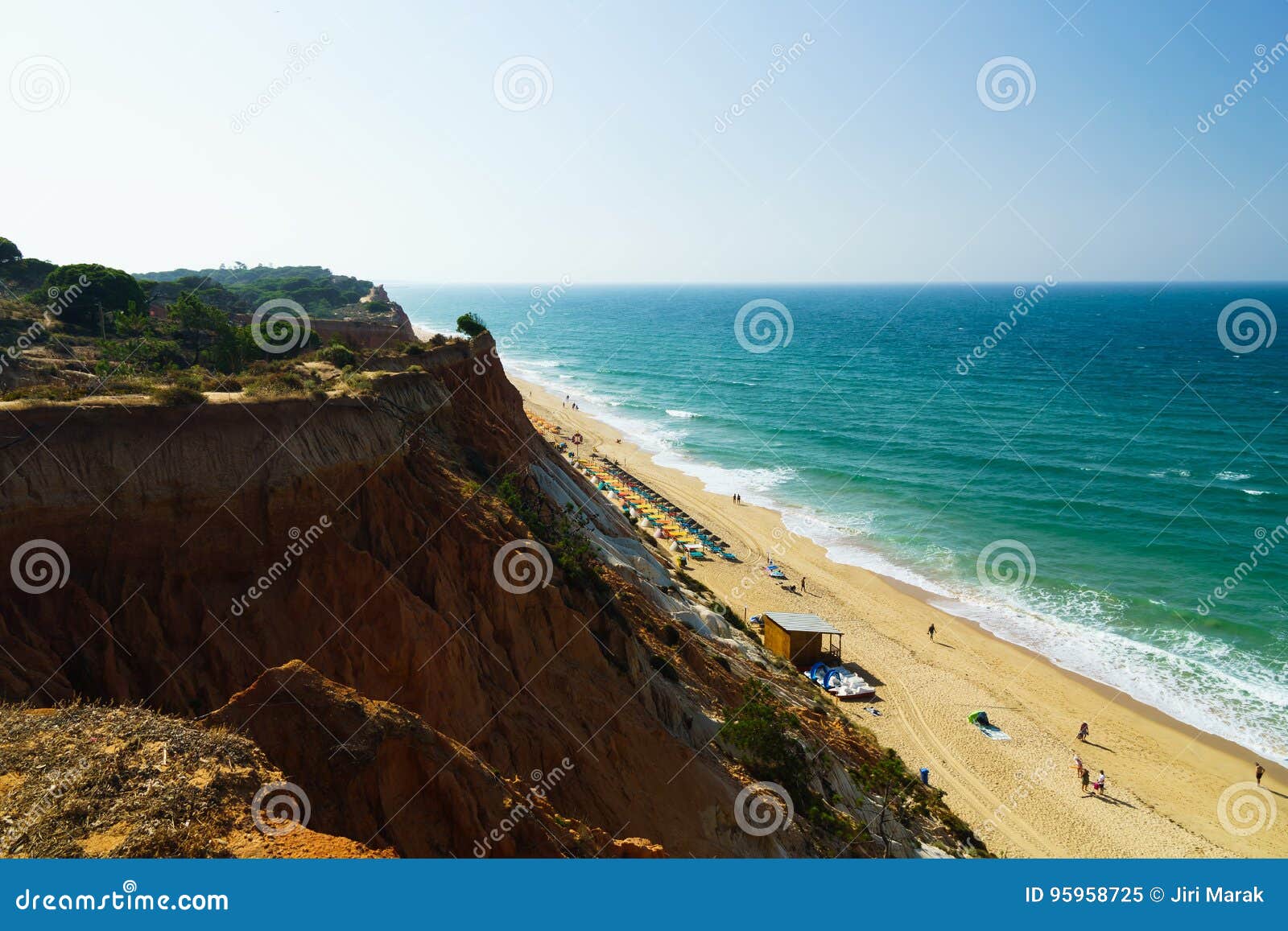 Plage de Falesia image stock. Image of horizontal, nature - 95958725