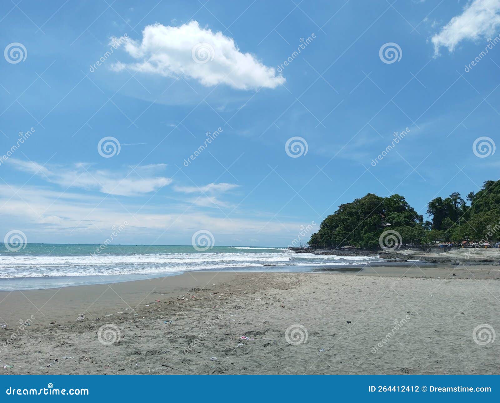 Plage de karang hawu photo stock. Image du sable, côte - 264412412