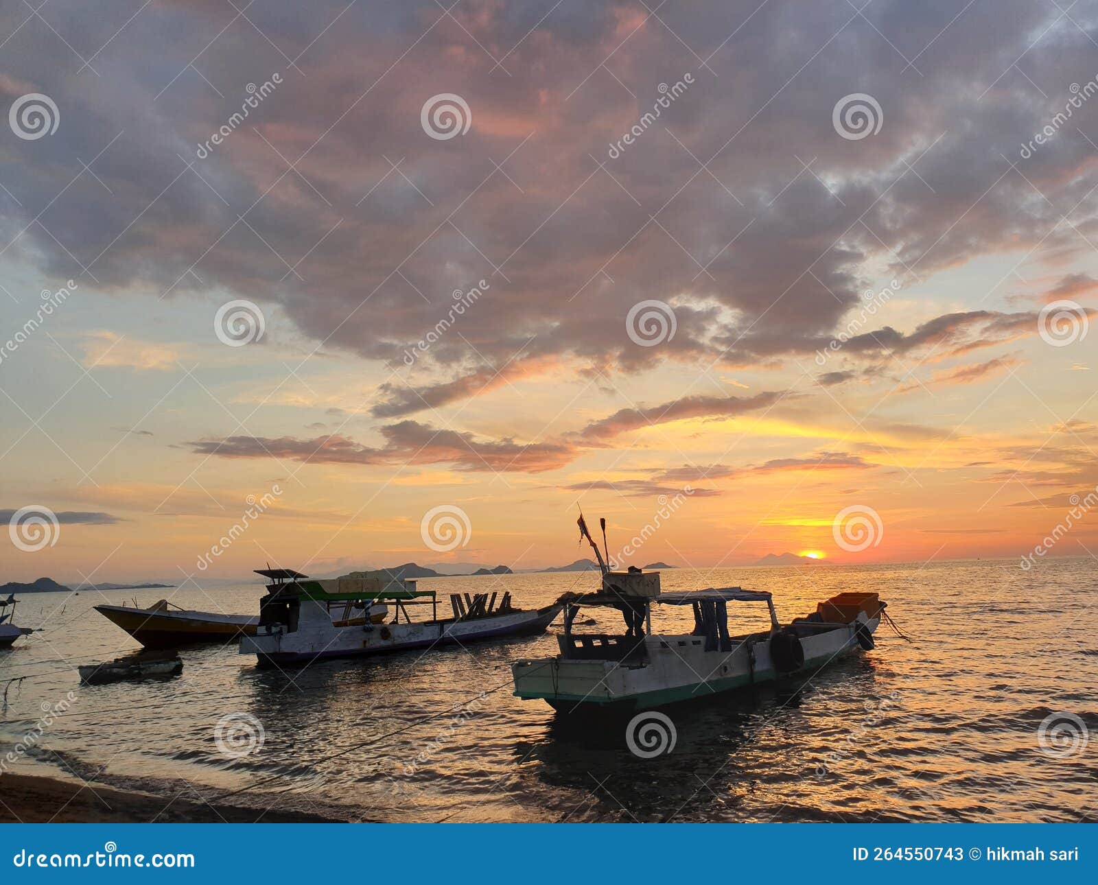 Plage de labuan bajo image stock. Image du navire, sunrise - 264550743