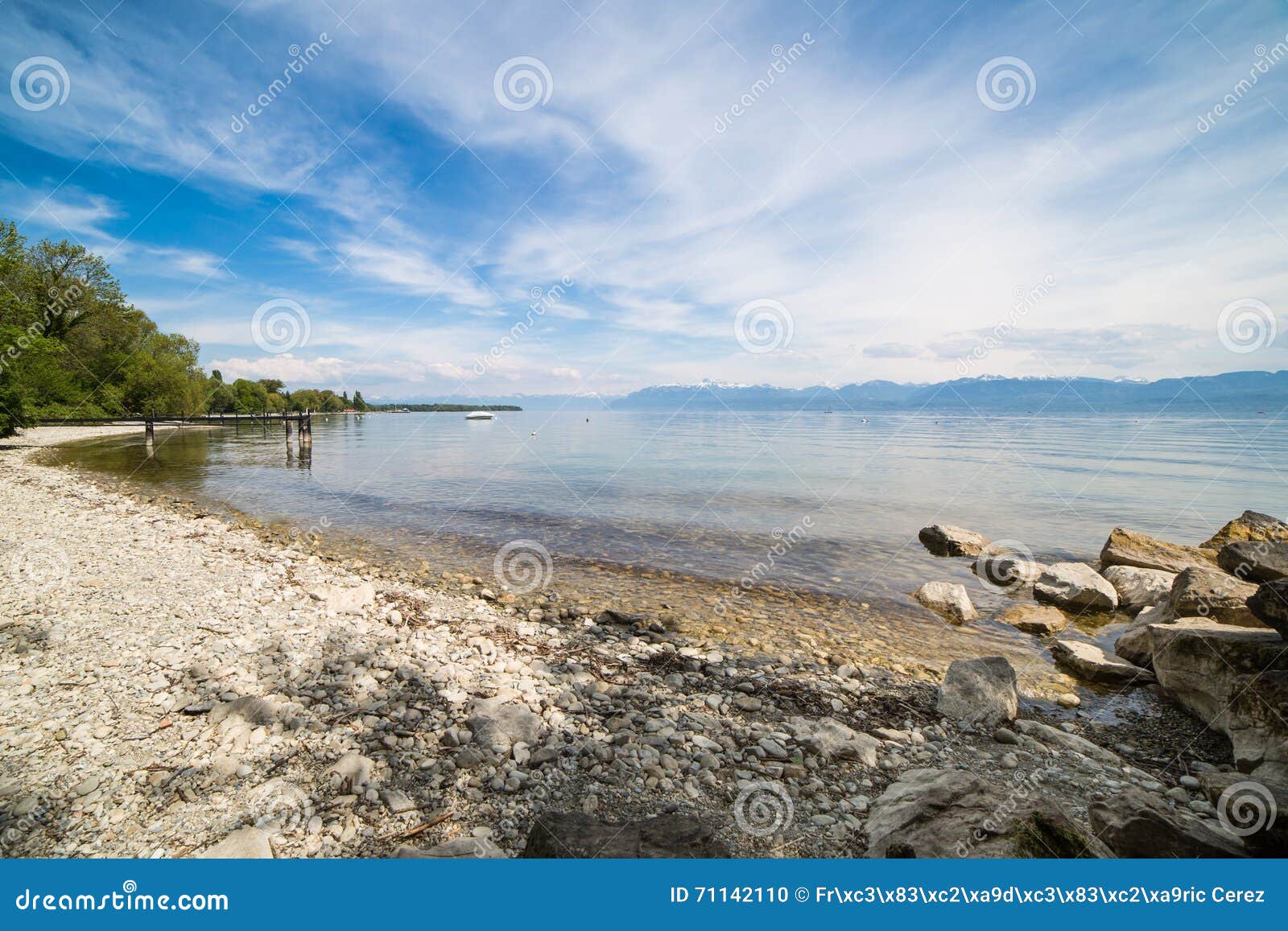 Plage de lac geneva photo stock. Image du destination - 71142110