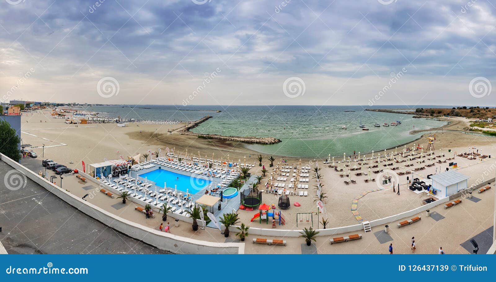 Plage de Mamaia - Roumanie image stock. Image du canette - 126437139