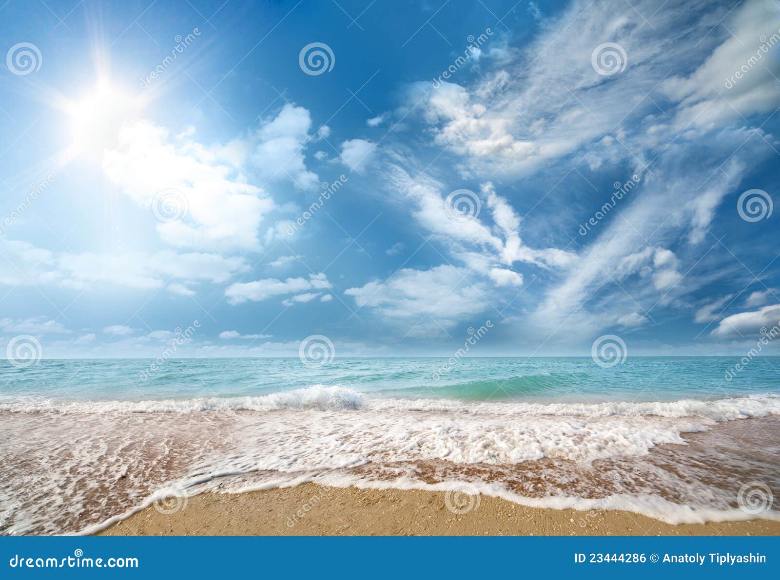 Plage de mer et ciel bleu photo stock. Image du course - 23444286