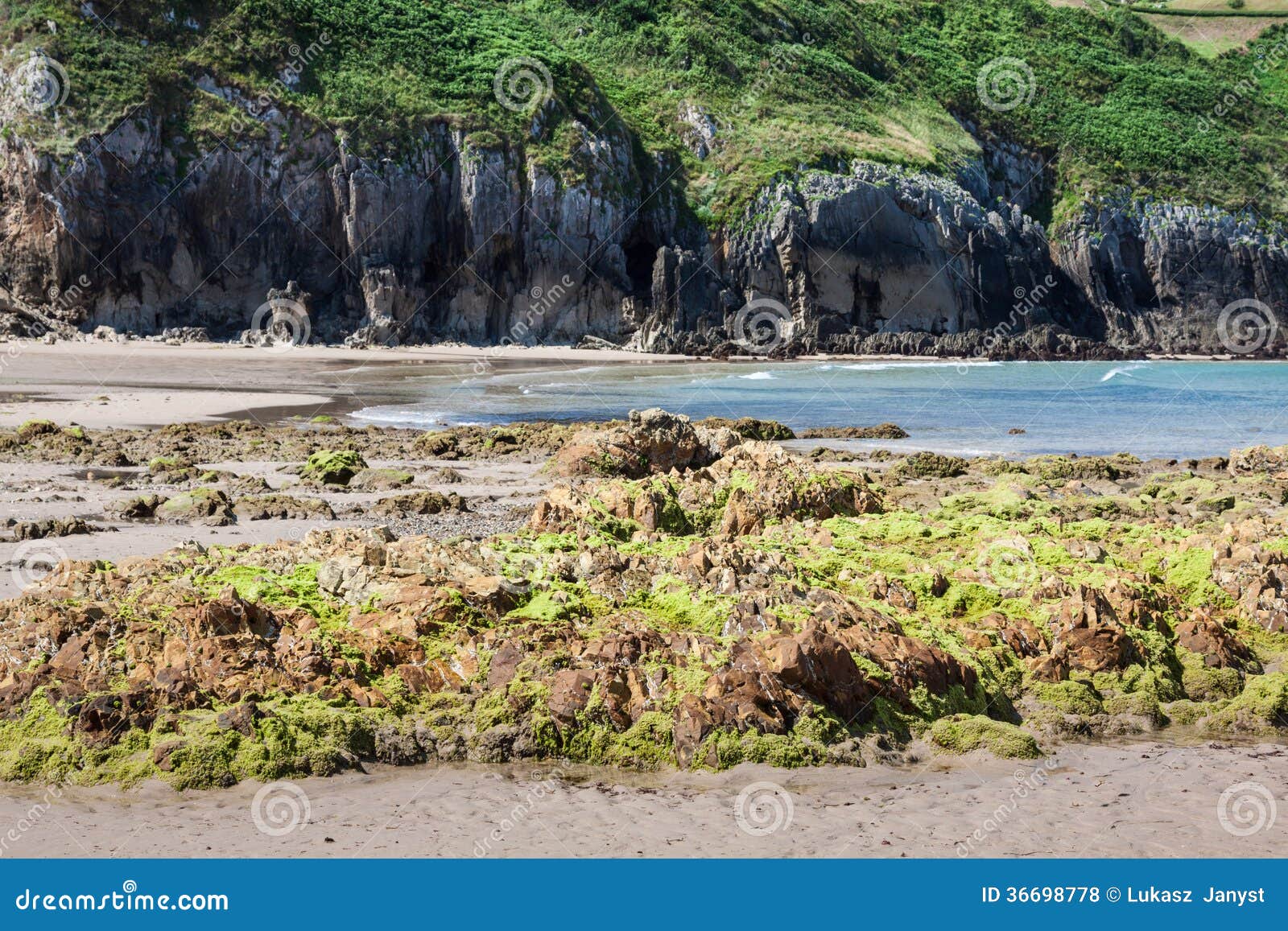 Plage de Pechon photo stock. Image du roche, côte, touristique - 36698778