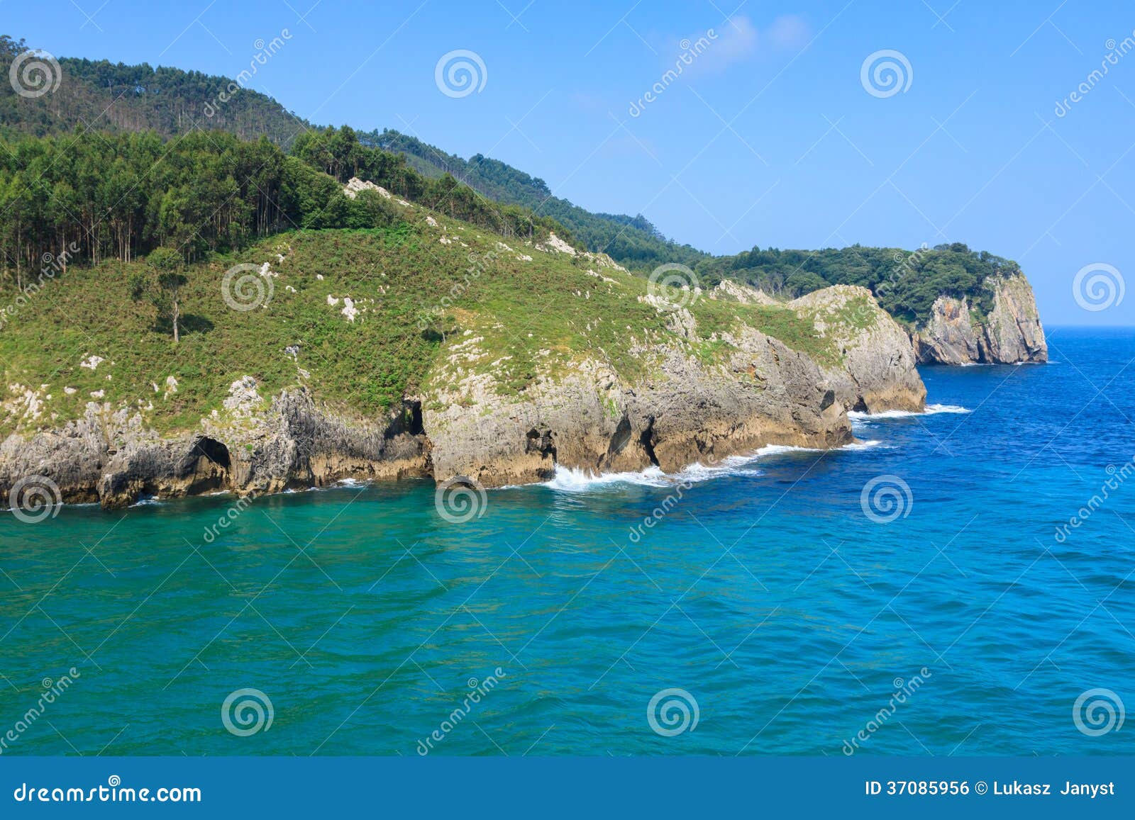 Plage De Pechon, La Cantabrie, Espagne Photo stock - Image du montagne ...