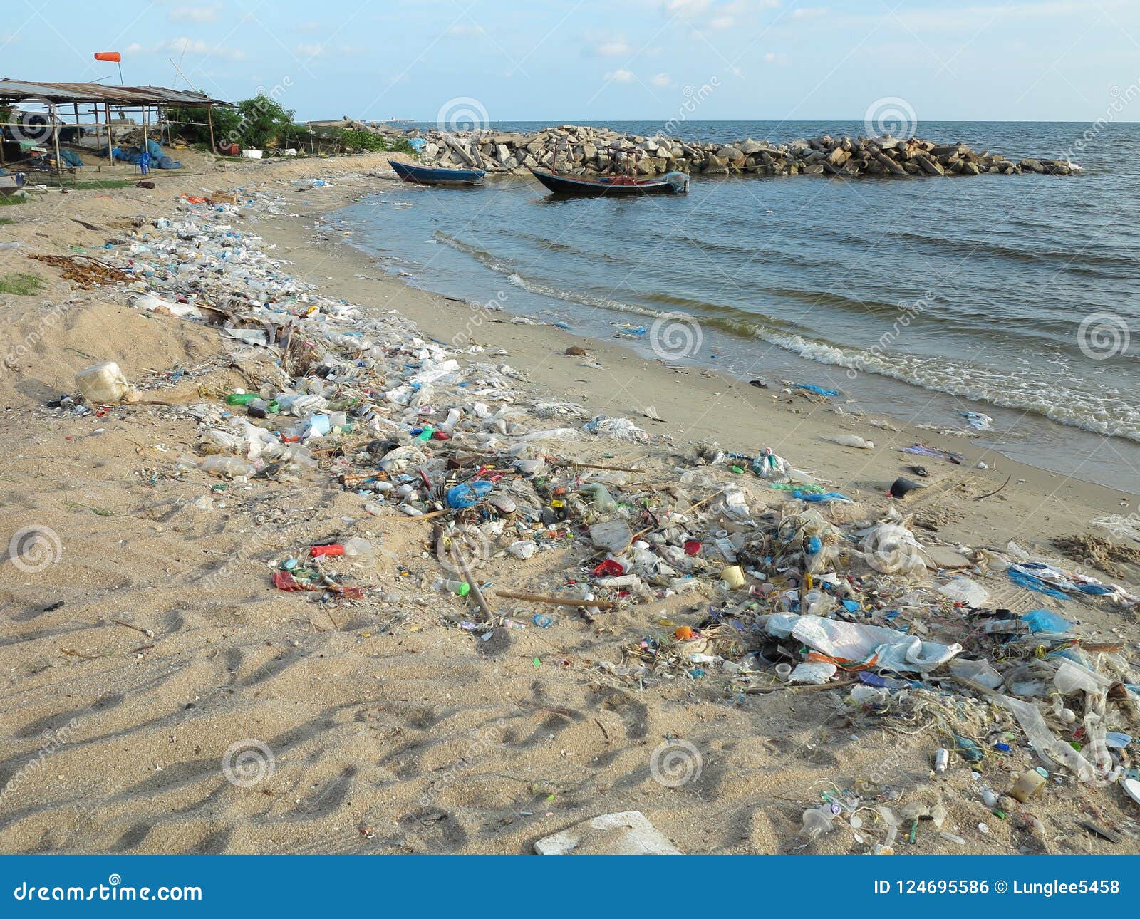 Plage de pollution photo stock. Image du perte, négligemment - 124695586