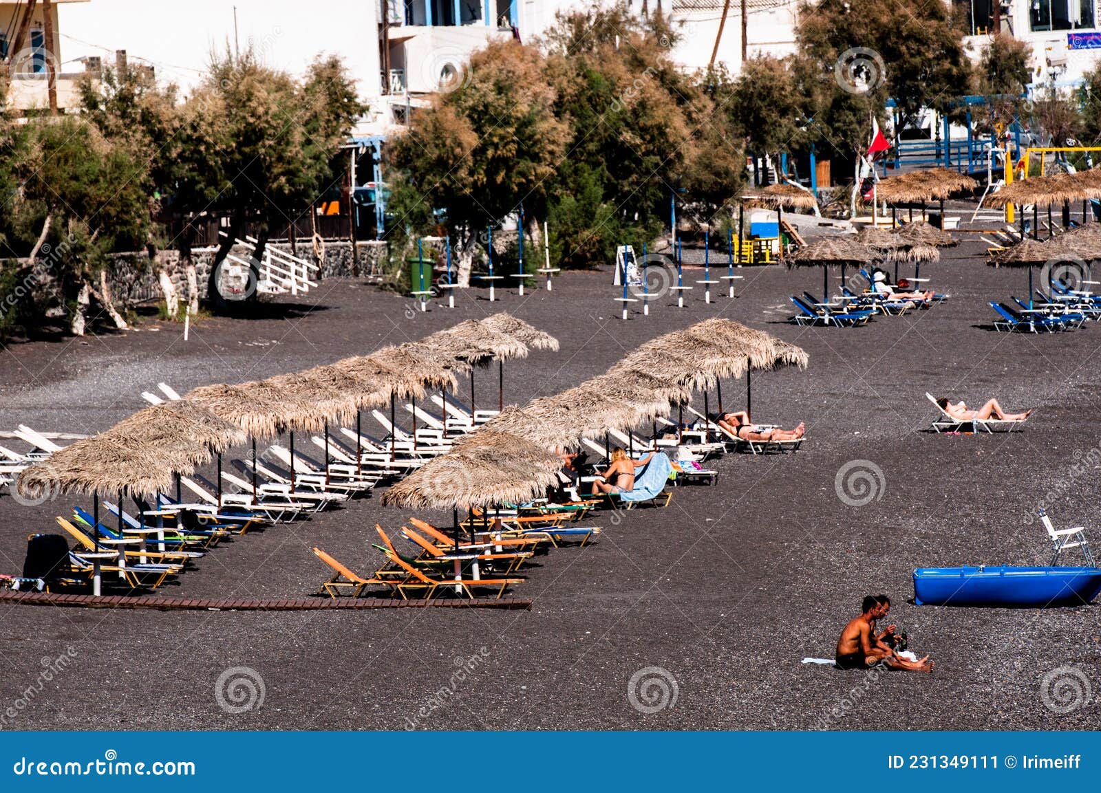 Plage De Sable Volcanique Noir Dans L'archipel De Santorini Photo ...