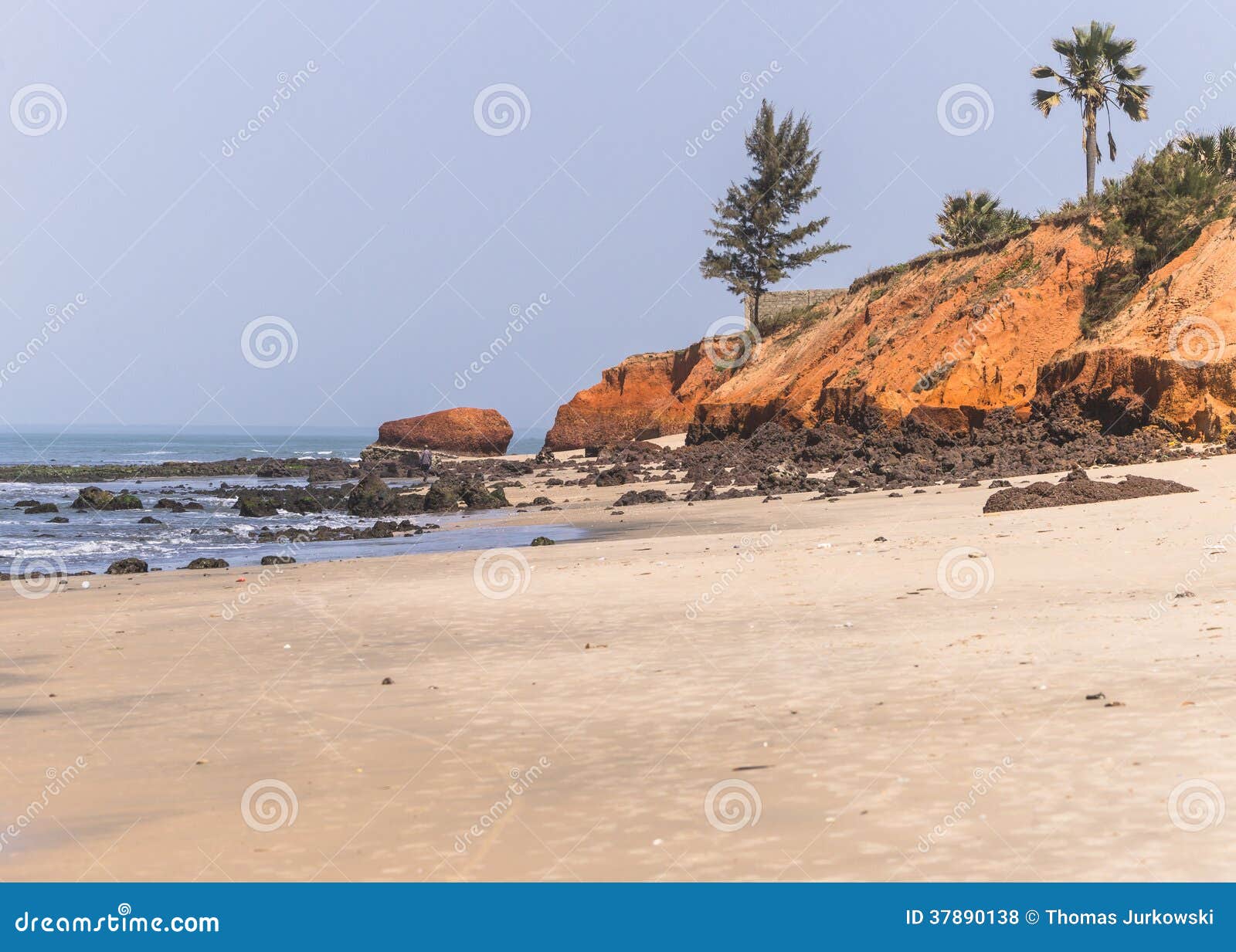 Plage en Gambie photo stock. Image du brun, escarpement - 37890138
