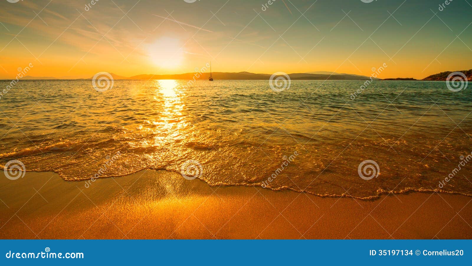 Plage Ensoleillée De Coucher Du Soleil Photo stock - Image du bleu ...