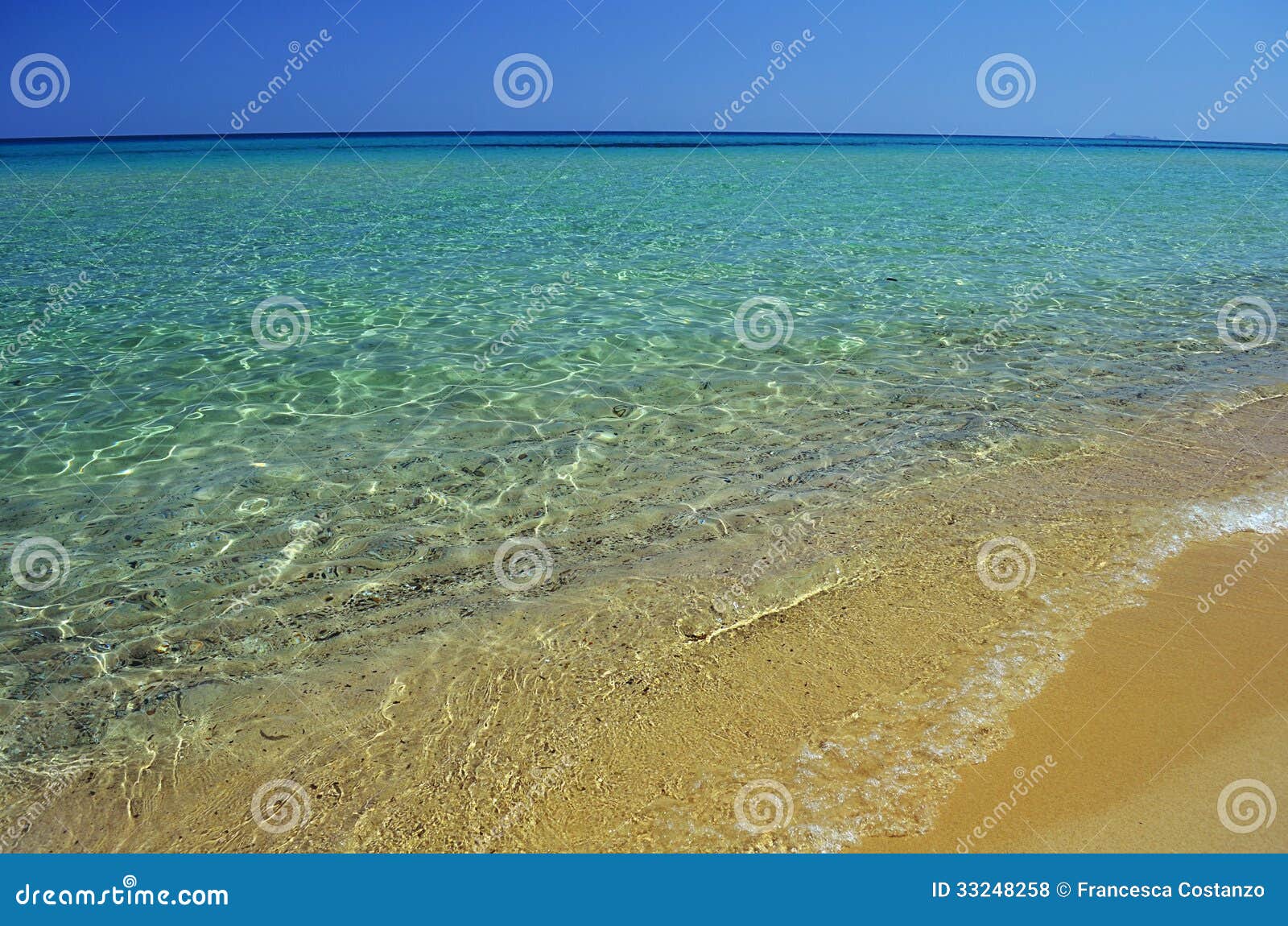 Plage et eau de mer claire photo stock. Image du paix - 33248258