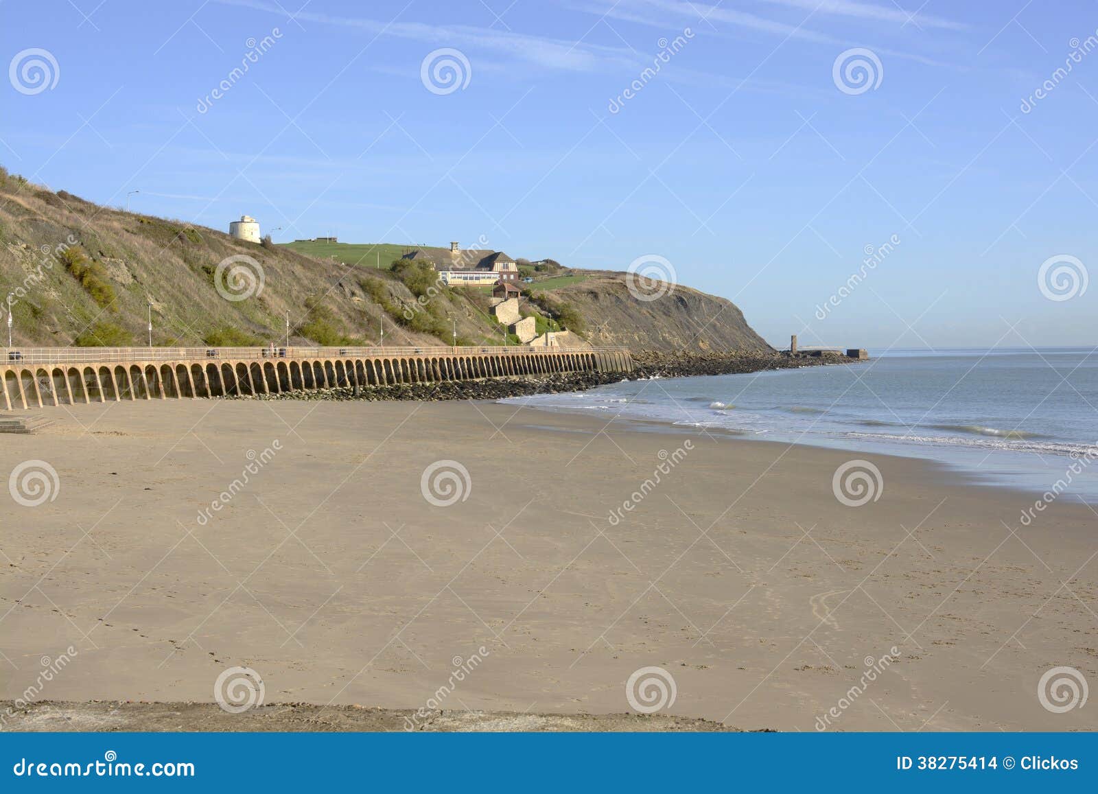 Plage Par Le Port De Folkestone. Kent. Angleterre Photo stock - Image ...