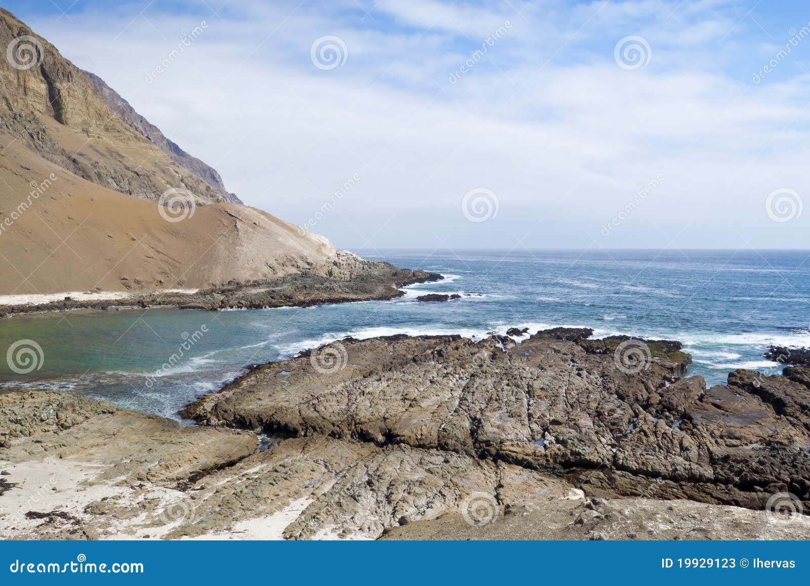 Plage rocheuse image stock. Image du pente, nature, compartiment - 19929123