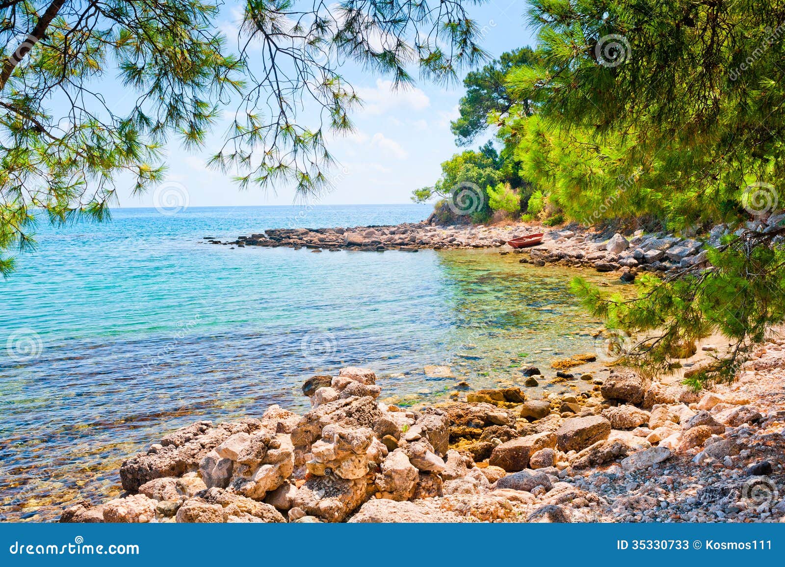 Plage rocheuse image stock. Image du scenics, beauté - 35330733