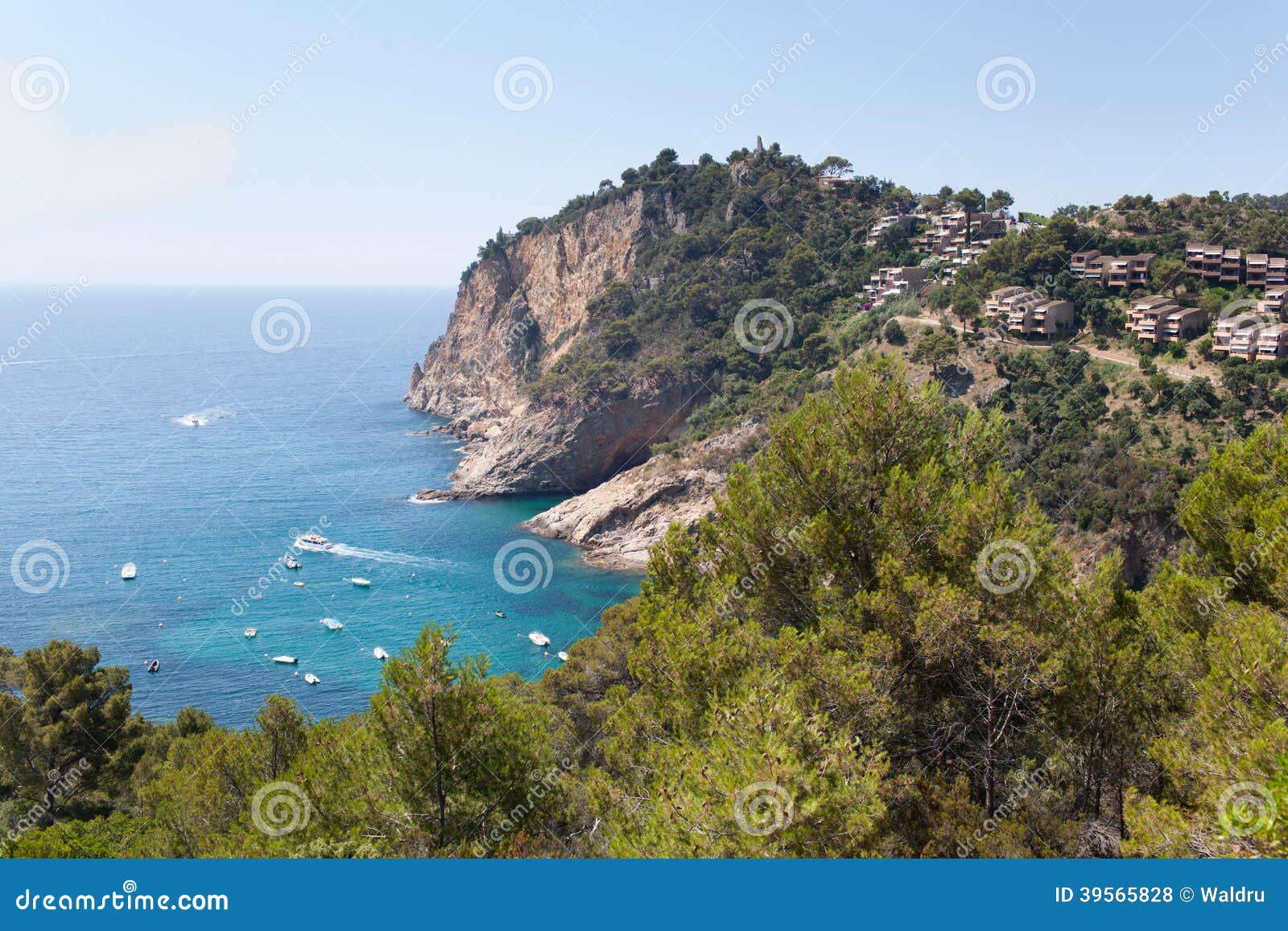 Plage rocheuse photo stock. Image du pays, nautique, falaise - 39565828