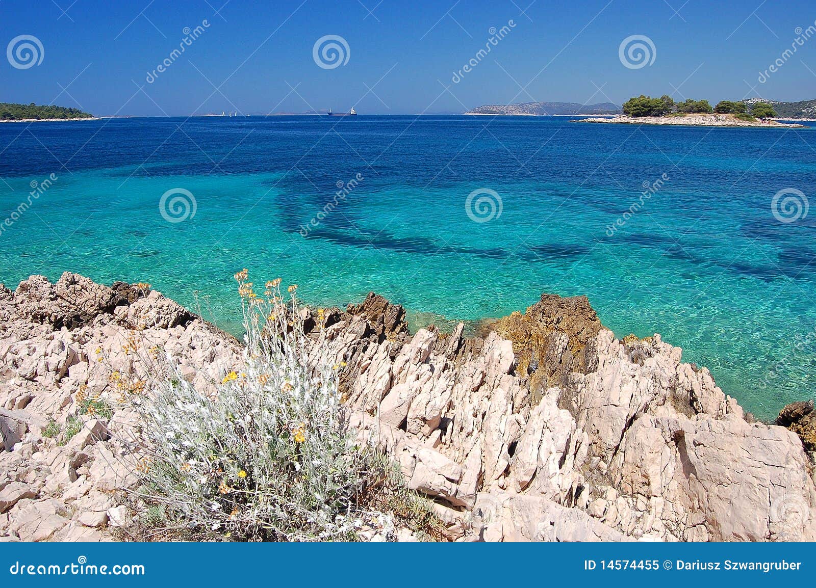 Plage rocheuse adriatique image stock. Image du paradis - 14574455