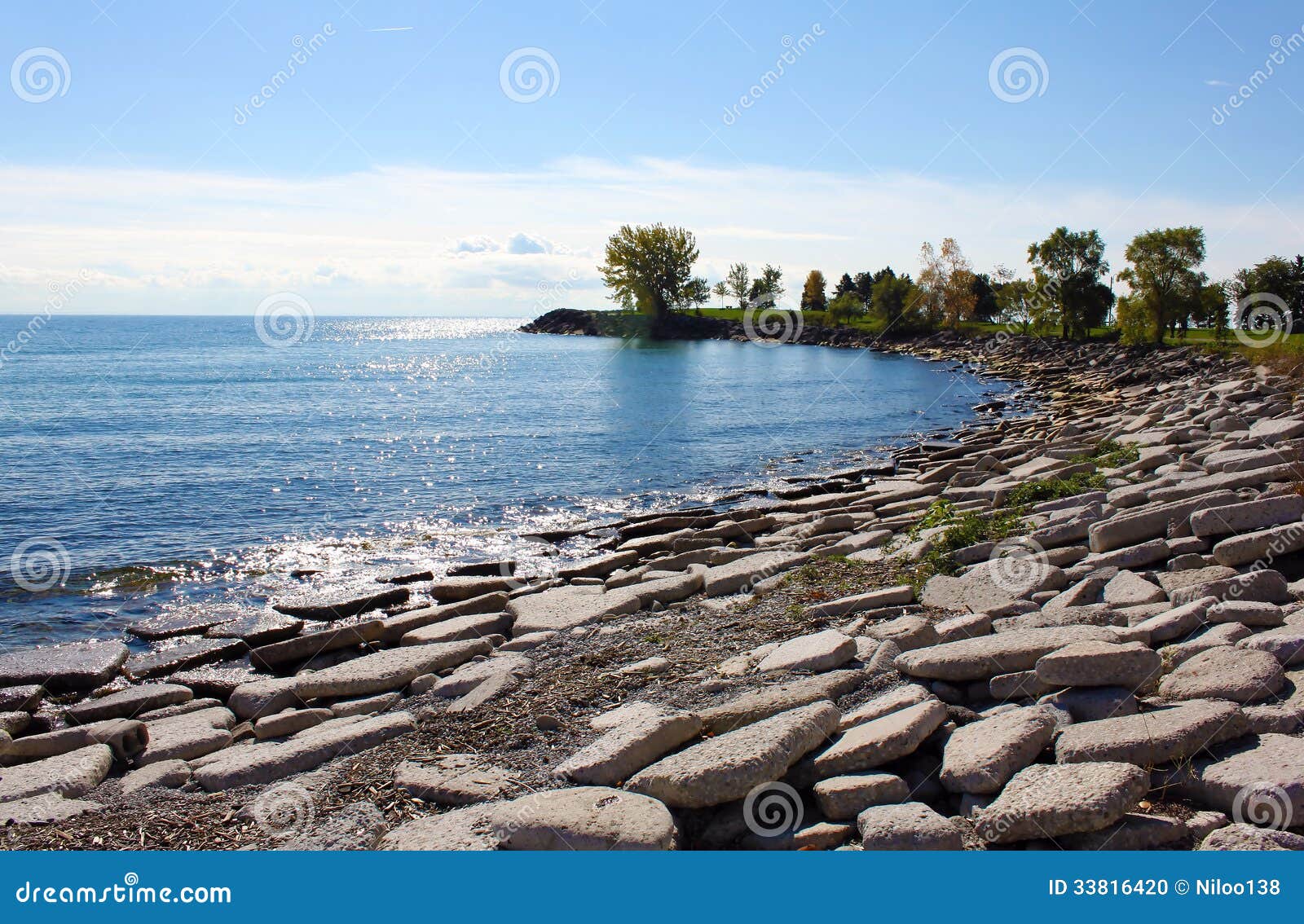Plage Rocheuse Du Lac Ontario Photo stock - Image du horizontal, bleu ...
